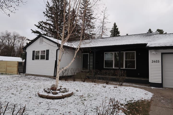Vintage-modern Retreat • Hot Tub + Sunroom - Grand Forks