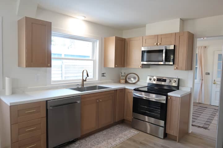 Vintage-modern Retreat • Hot Tub + Sunroom - Alerus Center - Grand Forks