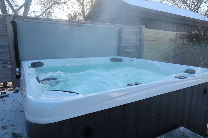 Vintage-modern Retreat • Hot Tub + Sunroom - Grand Forks