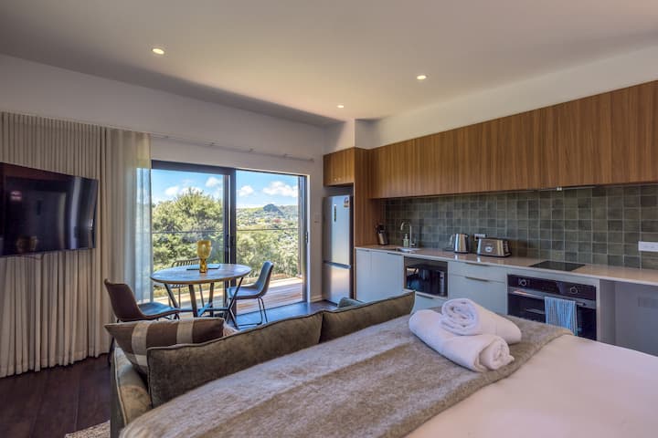 Large Studio Pod With Valley Views - Waiheke Island