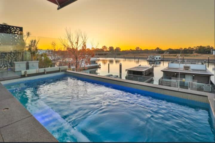 Modern Family Retreat By The Water - Mildura