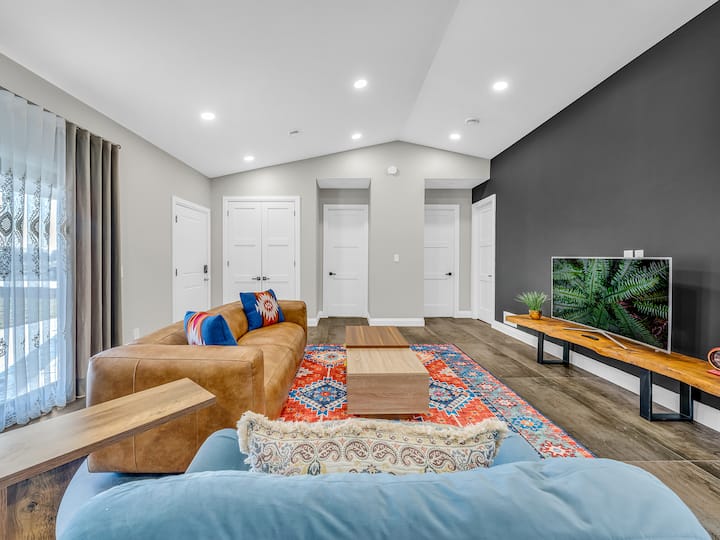 Modern Luxury Home With Patio & Stylish Interior - Windsor