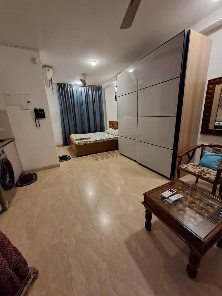 London Studio - Thane