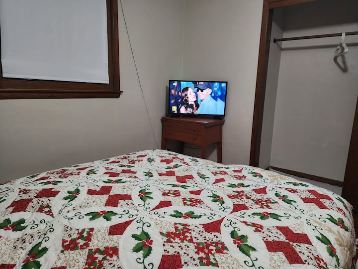 New Room With Luxurious Queen Mattress - Rockford, IL