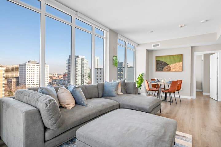 Luxury King Bed | Suite Skyline Views + Ug Parking - Canada