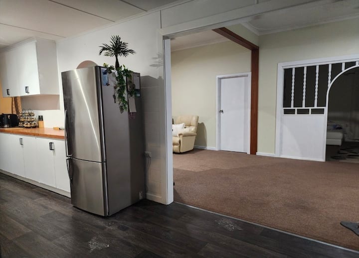 Sleeps 8; Central Location; Roomy Home, Low Price - Perth