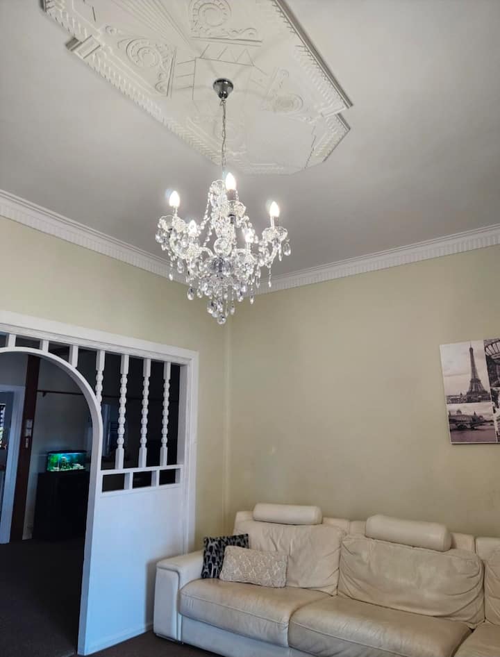 Sleeps 8; Central Location; Roomy Home, Low Price - Perth