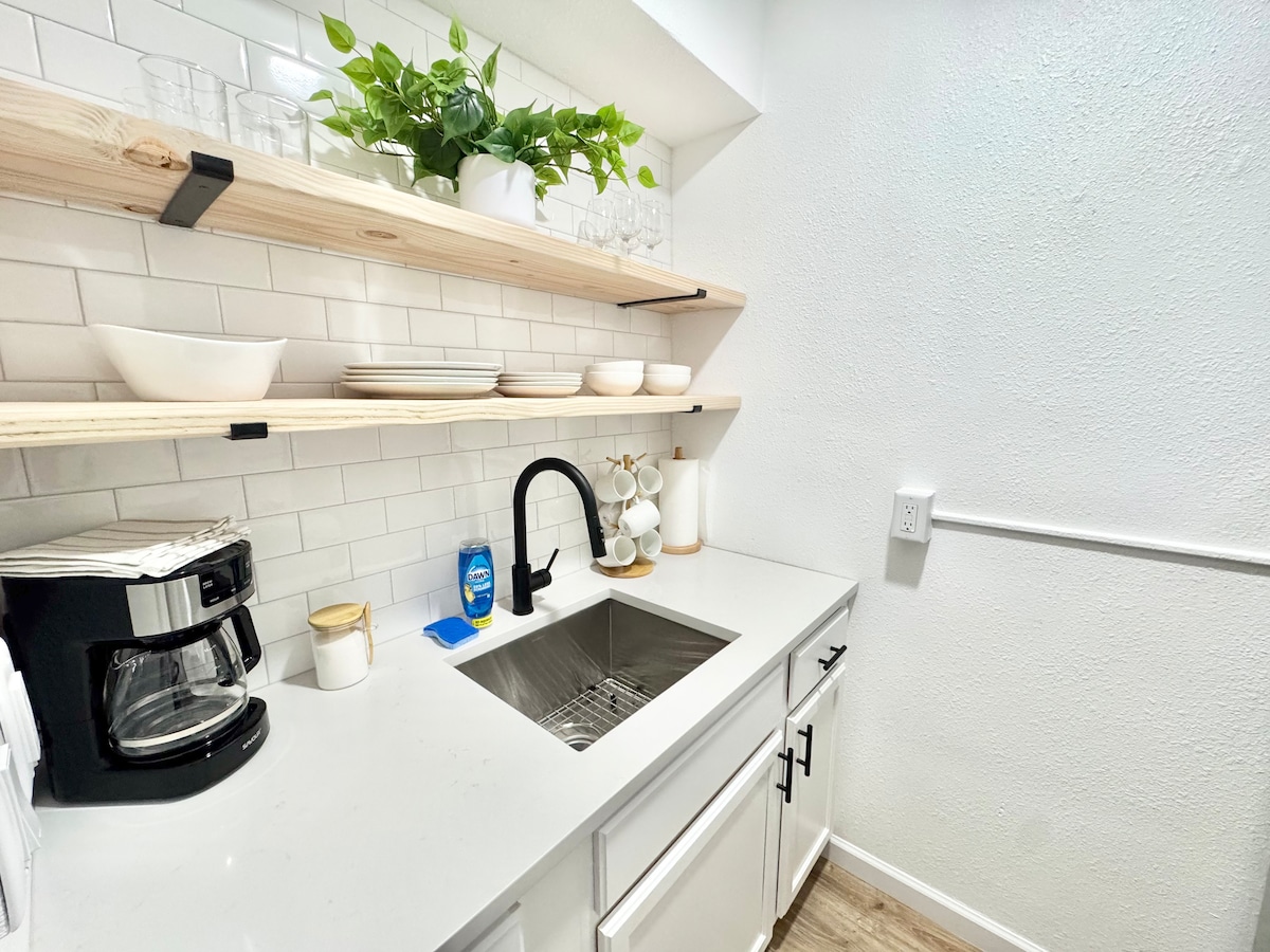 Perfect Studio in DSM - Steps to DT - Free Parking - Flats for Rent in ...