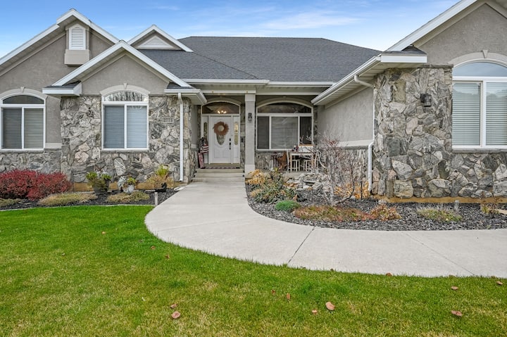 The Americana Retreat - Hyde Park, UT