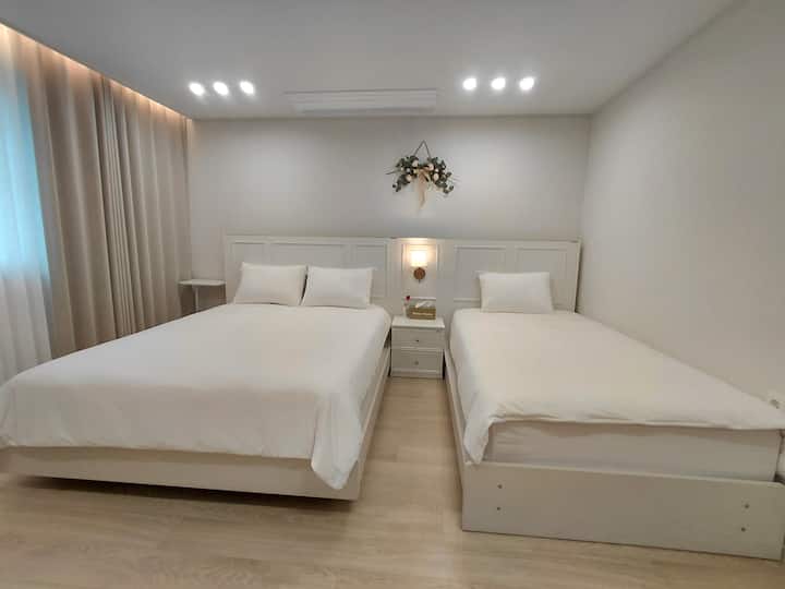 Casa40
동인동 카페골목
맛집많음
쇼핑은 덤
깨끗하고 안락한 곳
버스정류장에서 1분거리 - 대구광역시