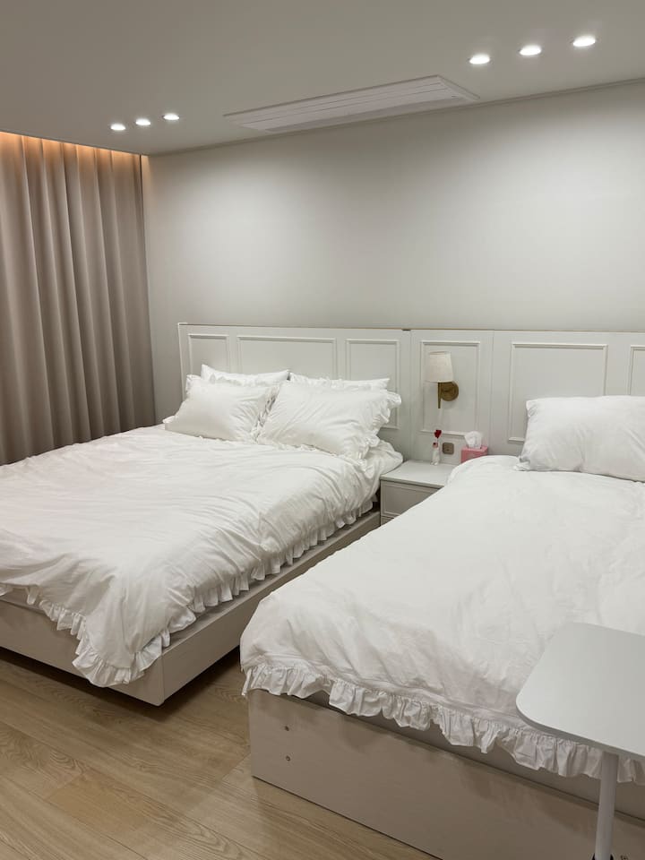 Casa40
동인동 카페골목
맛집많음
쇼핑은 덤
깨끗하고 안락한 곳
버스정류장에서 1분거리 - Daegu