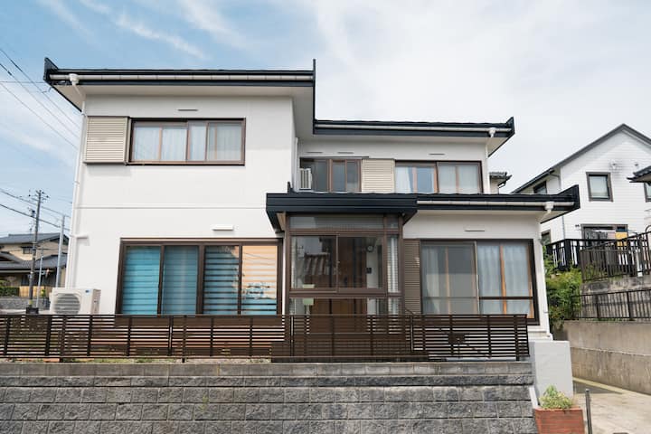 【無料駐車場・バス2室】家族旅行に人気の広々とした和モダンな一軒家 - Kaga