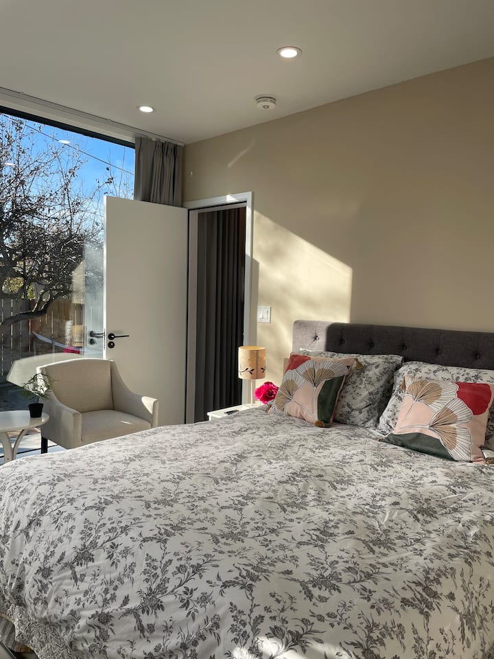 Sun-filled Modern Oasis 沉浸在温馨，宁静，阳光的空间里，放松身心 - Toronto