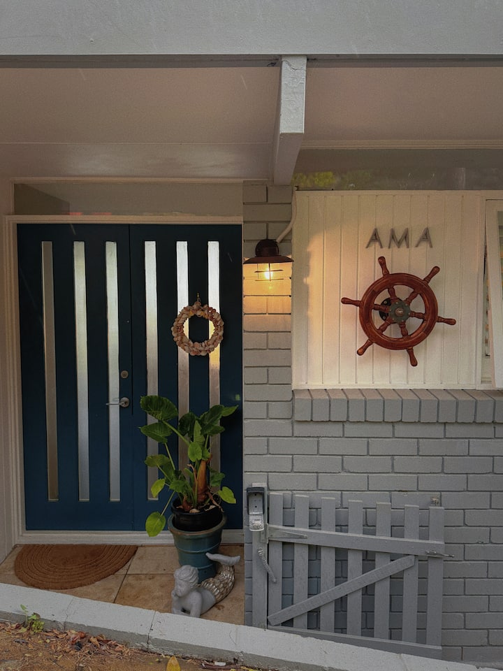 Ama: Nostalgic Seaside Shack - Scotland Island