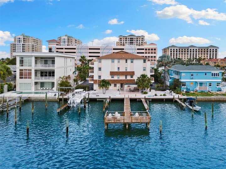 Harbor Crest Villa
Waterfront Near The Beach - Clearwater, FL
