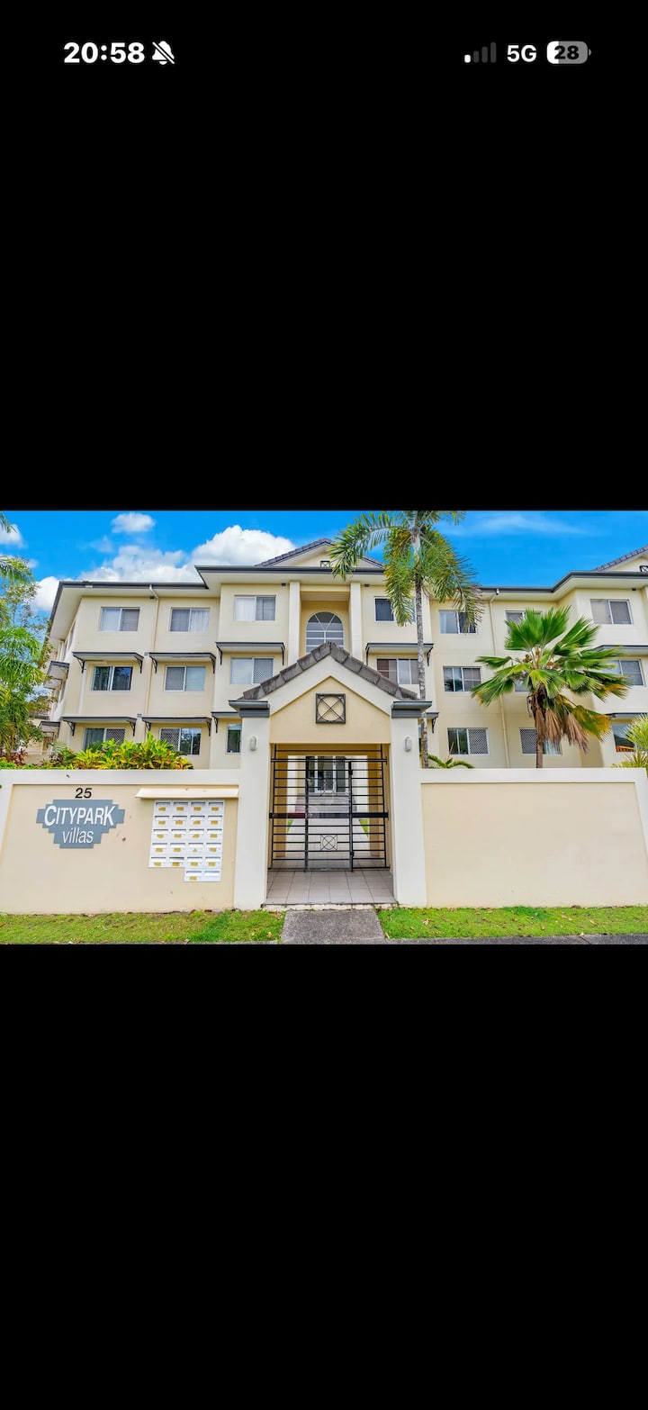 Pharaohs Tomb With Wi-fi, Netflix, Pool And Aircon - Cairns