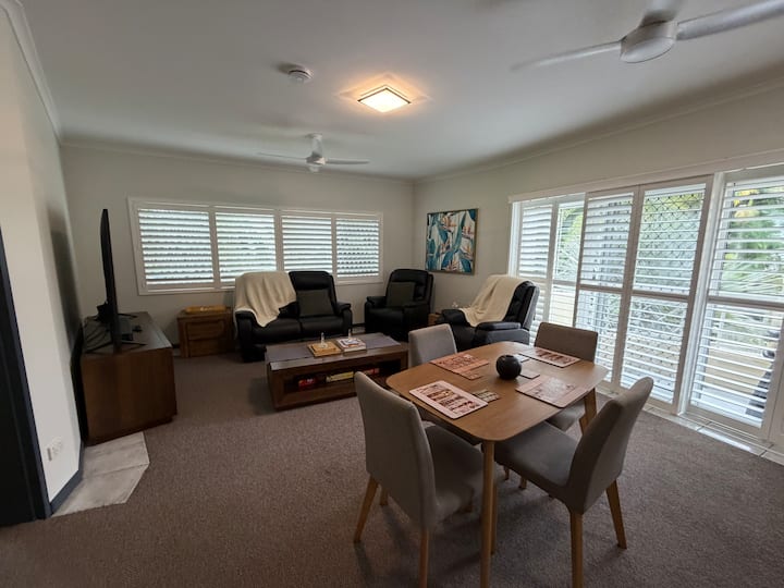 Pharaohs Tomb With Wi-fi, Netflix, Pool And Aircon - Cairns