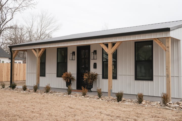 The Eagles Cottage Near University +Wedding Venues - Clarksville, AR