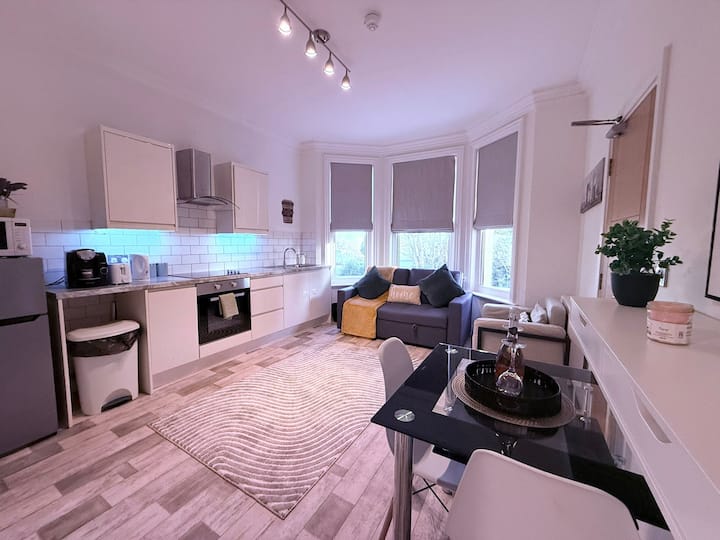 Modern Cosy Two Beds, Short & Long Booking Welcome - 이스트본