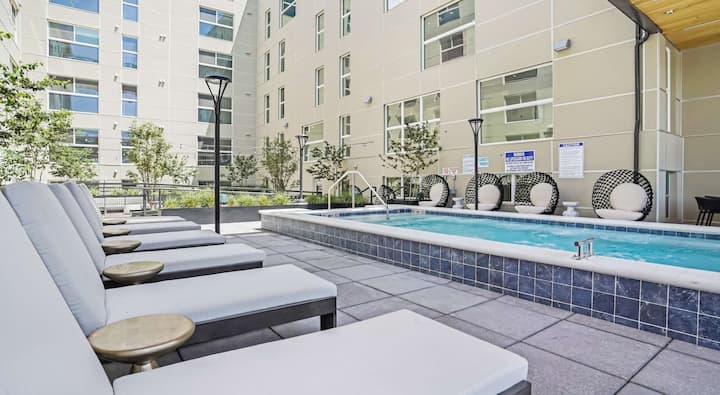 Ultra-luxury Condo In The Middle Of Downtown - Tracy Aviary & Botanical Gardens