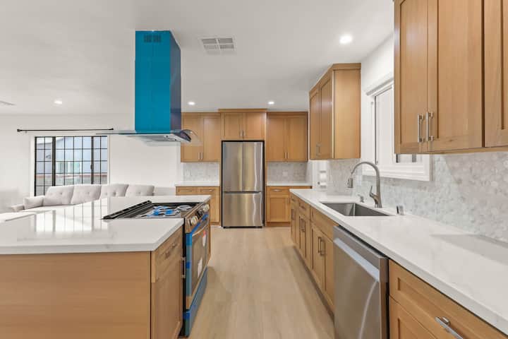 Impeccable Luxury Home In A Prime Location - Calabasas, CA