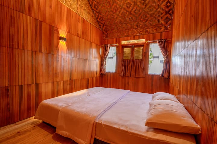 Authentic Lumbuang Wooden Cabin Getaway - Payakumbuh