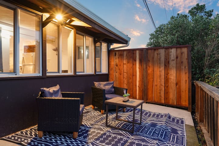 Lakefront Lavender House - Burlingame, CA