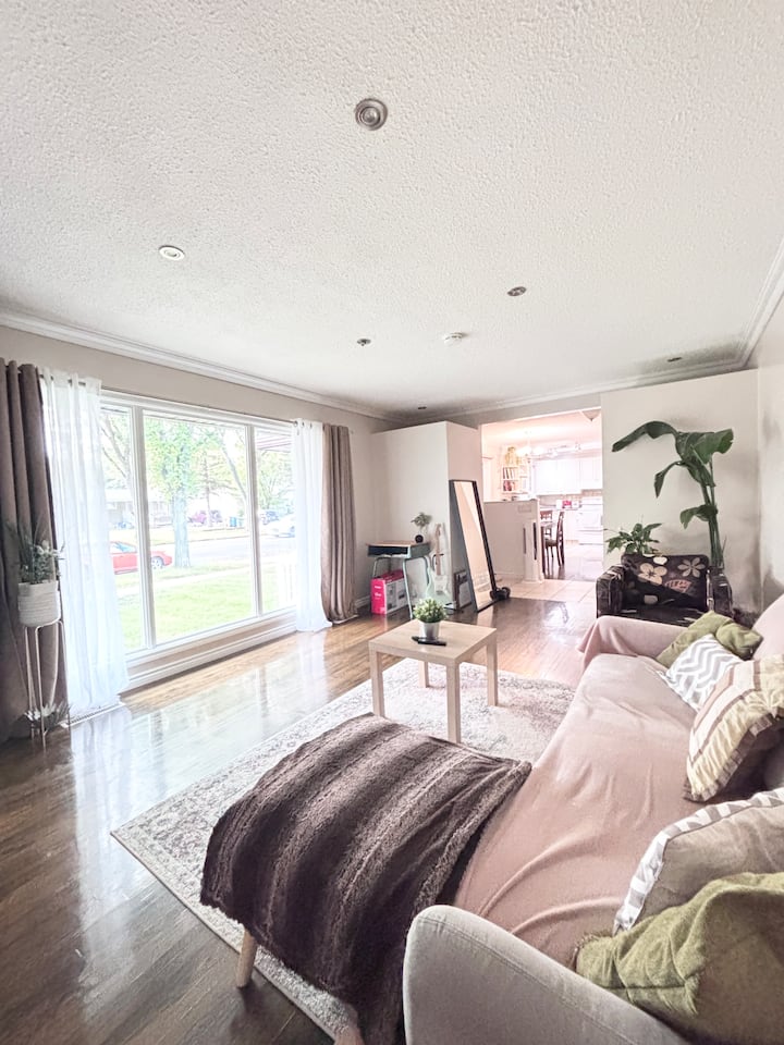 3 Bedroom Home |Bright & Modern | South Regina - Regina