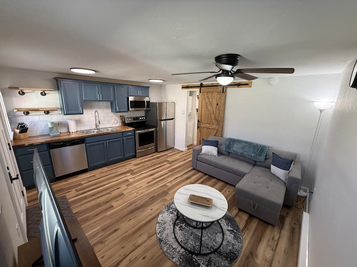 Modern Studio W/ Full Kitchen, Laundry & Garage - Butte, MT