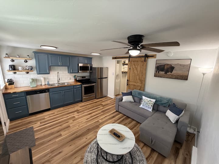 Modern Guest House W/ Kitchen, Laundry & Garage - Butte, MT