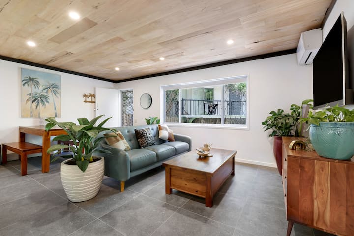 Renovated Beach Escape Right In Surfers Paradise - Surfers Paradise