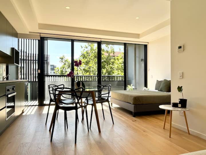 Sage Boutique Retreat | Private Balcony + Parking - Melbourne
