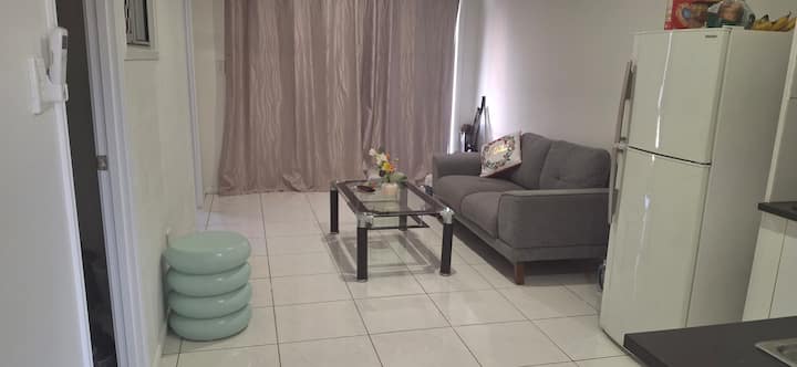 2 Bedroom Apartment: Parking, Restaurants, & More - Brisbane