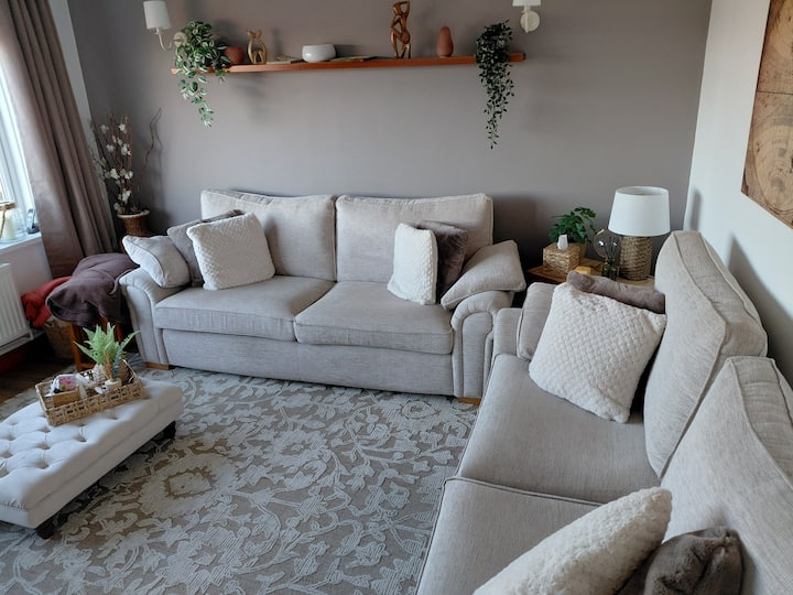 Family Home
3 Bedrooms 
Sleeps 5
Quiet Location - Swansea