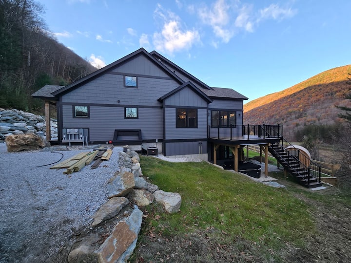 New Ski Home| Hot Tub |Sauna | 3k Sqft|100 Inch Tv - Killington, VT