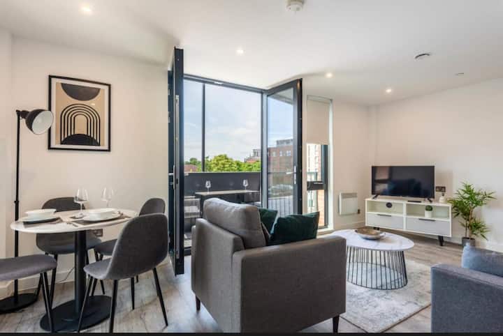 Stunning Apartment With Balcony Walking Distance - York