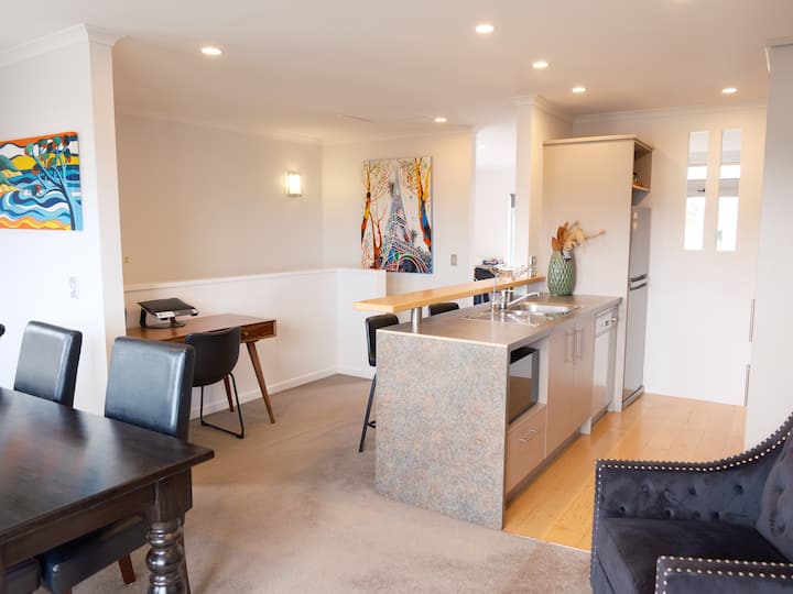 Seascape Escape | A Modern 4-bedroom Retreat - Wellington, New Zealand