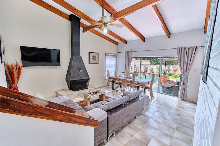 Rivonia Guest House - Delightful Home Stay - Midrand