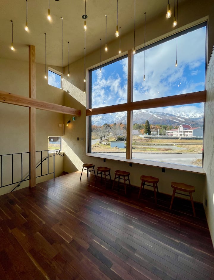 2025年12月新築オープン
白馬・北アルプスの絶景を眺望
ワンランク上の一棟貸しコテージ - Hakuba