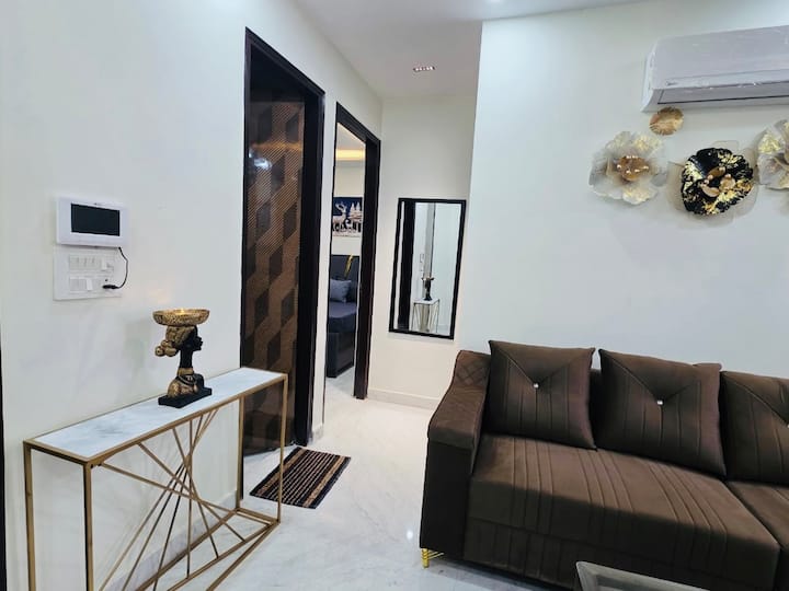 Your Home Hub : 2bhk Flat In Rohini Sect 8 (2f) - 델리
