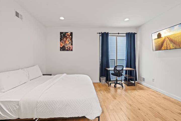 Spacious Room W Kingbed + Shared Jacuzzi - Philadelphia, PA