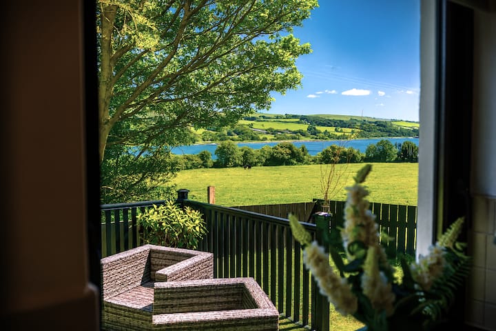 Spacious 4br With River View & Quiet Garden - Derry