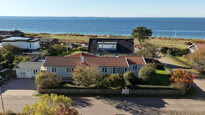 Havsnära Villa Med Pool I Viken - Viken