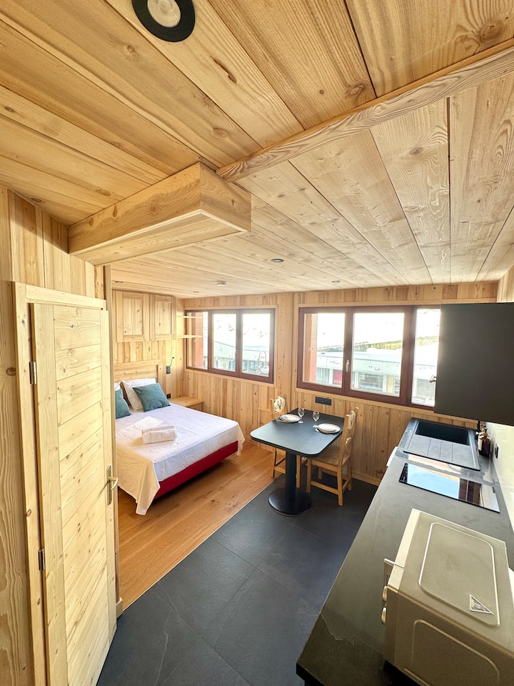 Ambiance Chaleureuse Pour Ce Studio Rénové - Lac de l'Ouillette