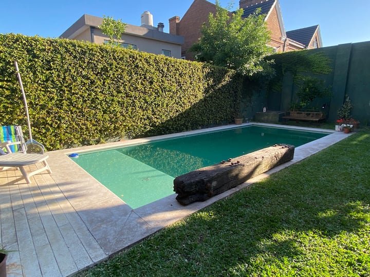 Casa Luminosa Con Pileta Y Jardín - Argentina