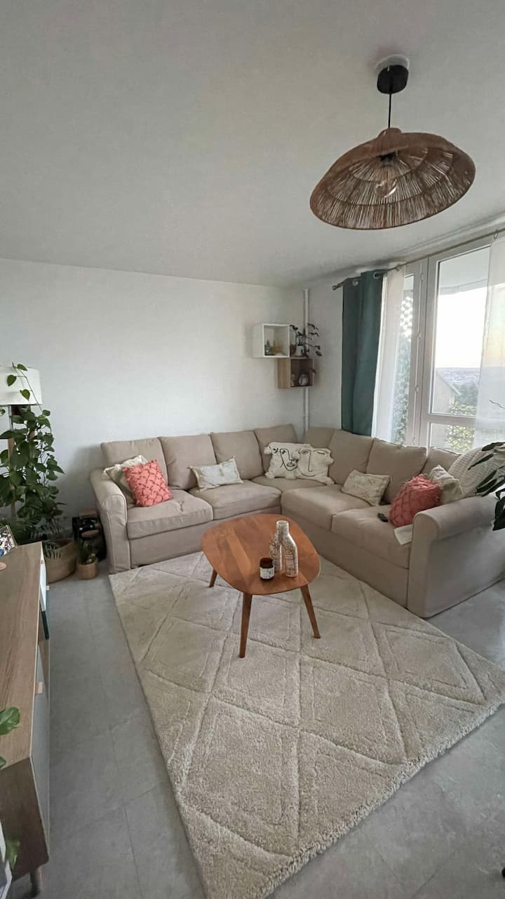 2 Bedroom In Nanterre With A Parking & A Balcony - Nanterre