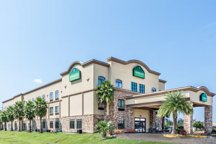 Wingate Lake Charles | King Bed | Free Shuttle - Lake Charles, LA