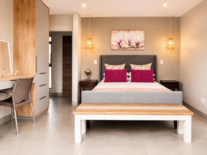 Modern One-bedroom En-suite, Private Entrance - Herolds Bay