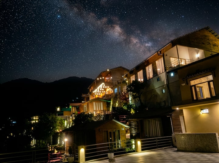 Pangot Luxury Villa: Chef + Star Deck - India