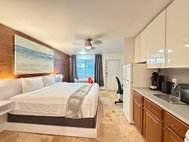 Bright & Cozy Studio #7 - Pompano Beach, FL